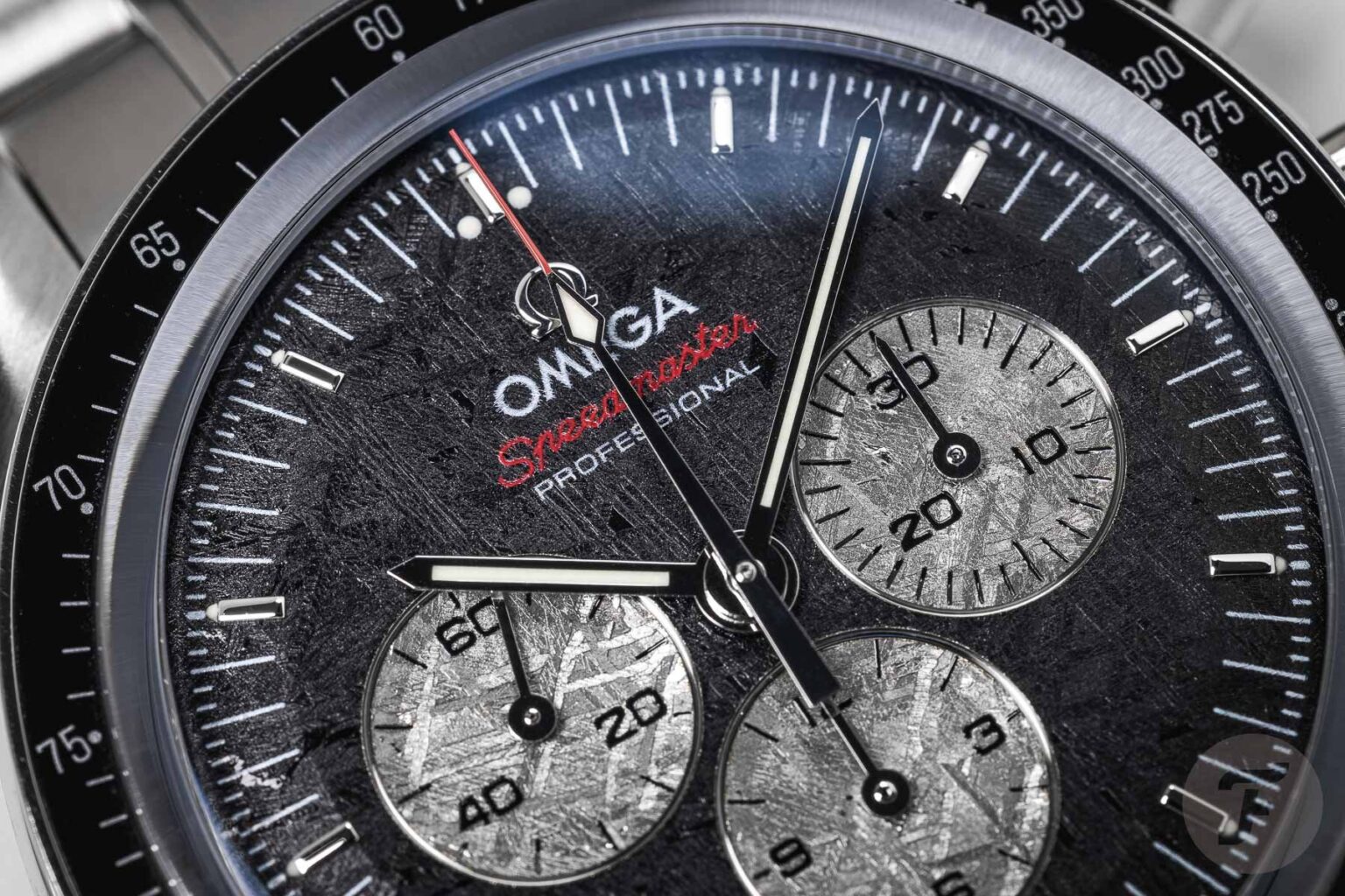 Neuveröffentlichung der Omega Speedmaster Dark Side of the Moon Apollo ...